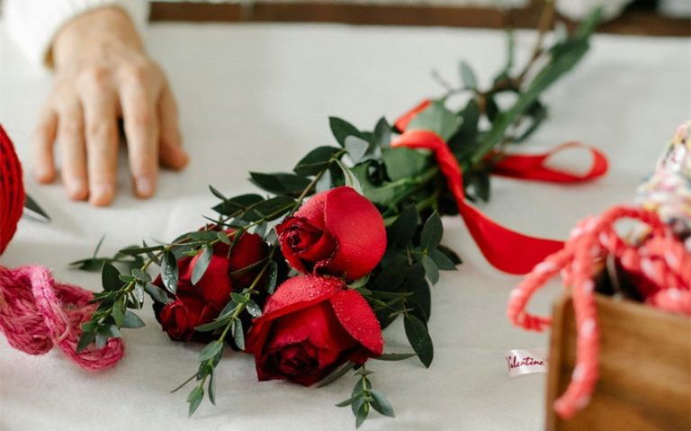 300 Roses Are Red Pick Up Lines to Melt Hearts